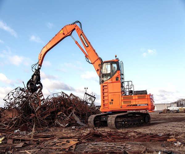 Doosan DX300MH-5 material handler separates metal scrap with grapple ...